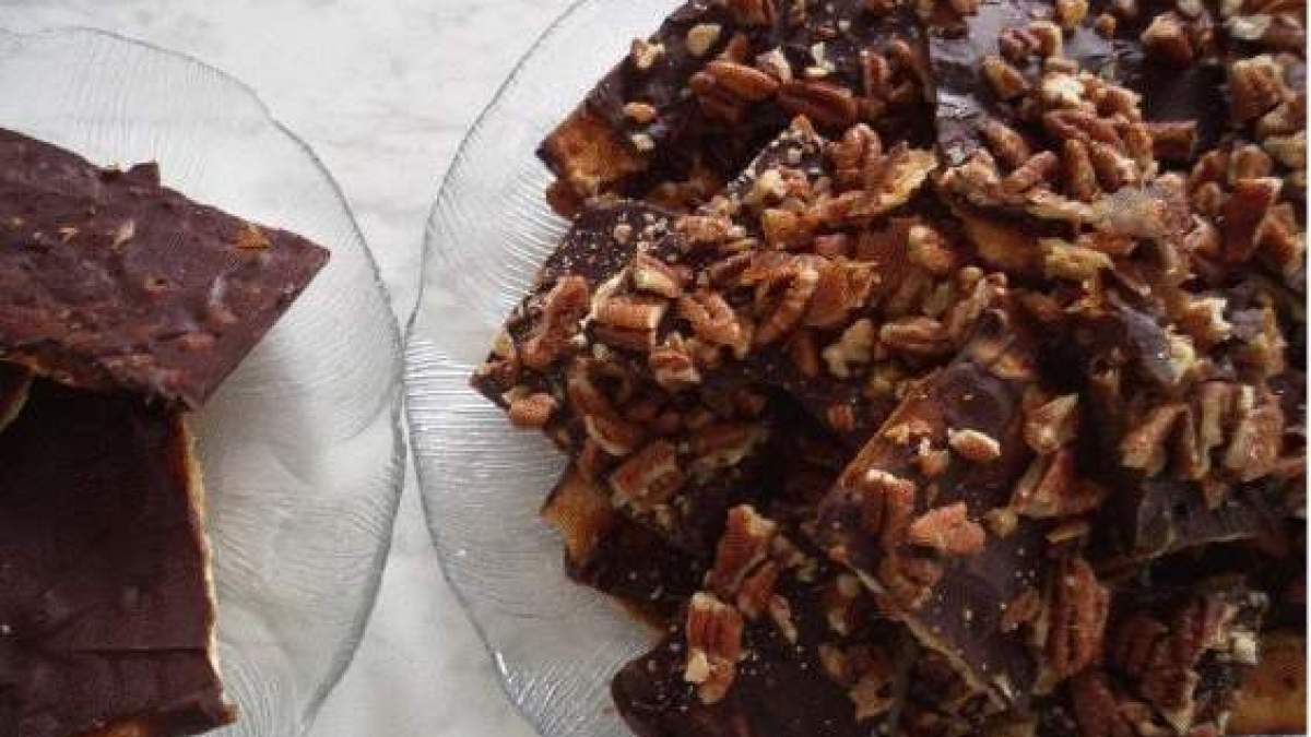 Get Baked for Passover: Matzo Caramel Crunch | Autostraddle