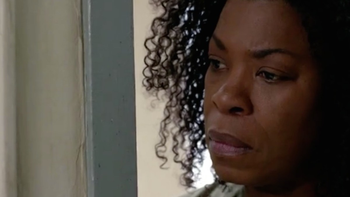 VIDEO: Vee From "Orange Is The New Black" Sneaking Up On People ...