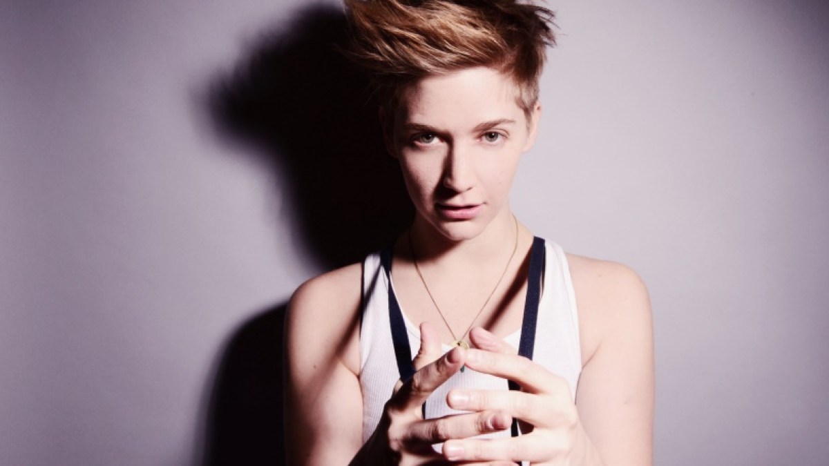 EXCLUSIVE: Julia Weldon Premieres New Video For "All I Gave Her ...