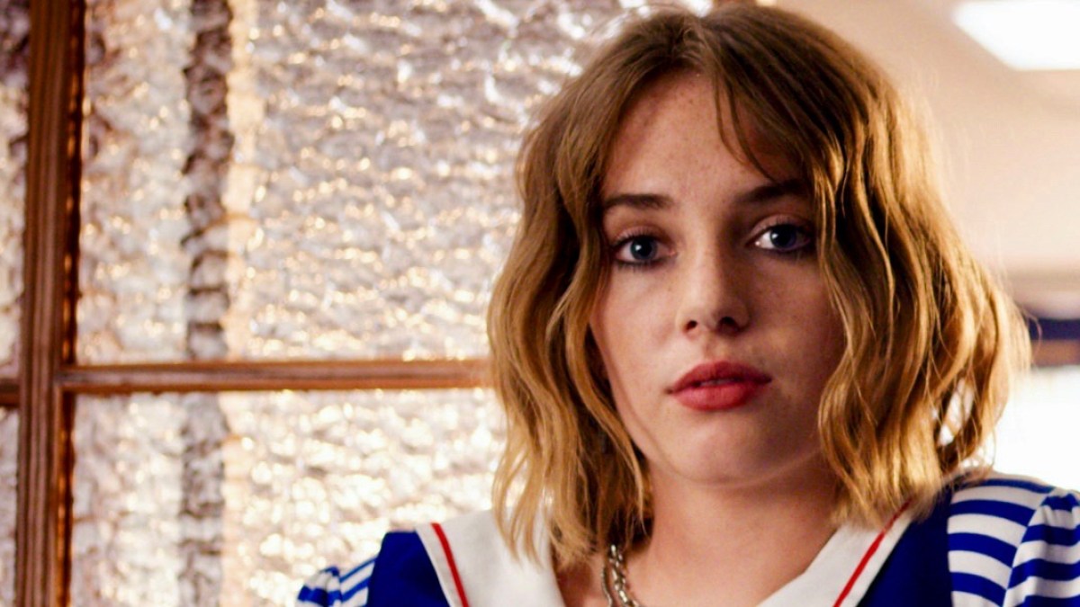 Stranger Things' Third Season Delivers Unto Us a Snarky Lesbian ...