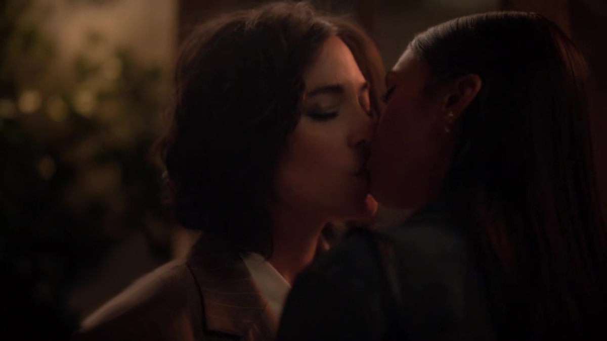 Gay Girls Kissing on Grown-ish Alert